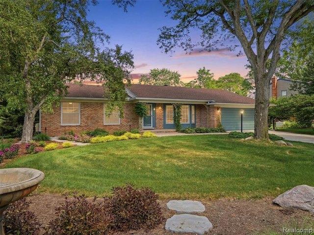 31526 Sunset Dr, Beverly Hills, MI 48025