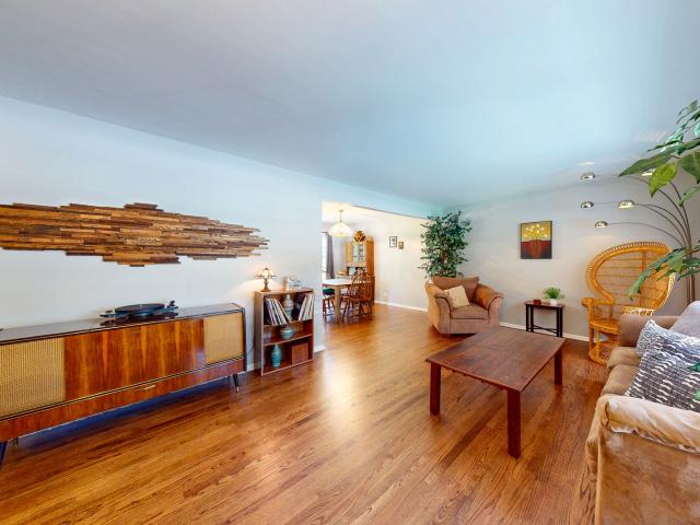 315 E Reseda Parkway
