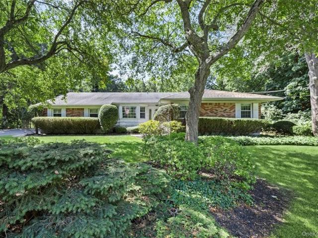 315 Laurel Ln, Laurel Hollow, NY 11791