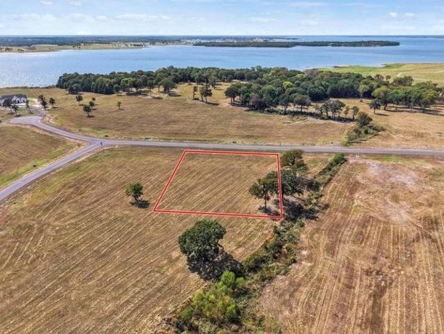 315 Lakewood Ln, Honey Grove, TX 75446