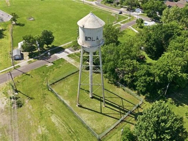 315 N Elm St, Iola, KS 66749
