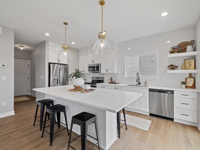 315 NW Lavelle Court