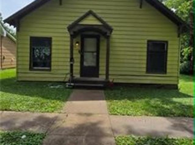 315 S 3rd St, Iola, KS 66749