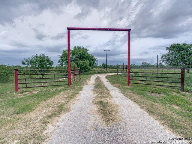 315 Simon Rd, Pleasanton, TX