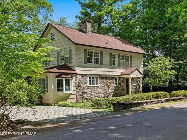 315 W Gate Rd, Buck Hill Falls, PA 18323