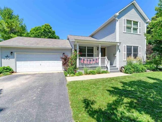 315 W Hurlbut St, Charlevoix, MI 49720