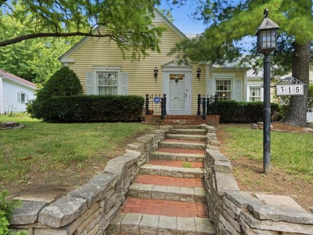 315 W Stonegate Rd, Peoria, IL 61614
