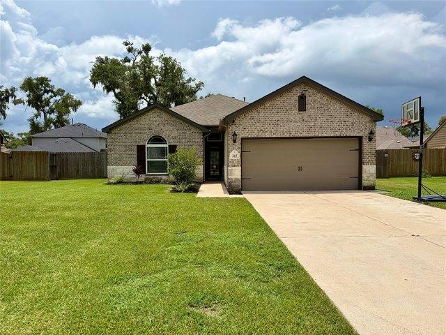 315 Woodhaven Dr, West Columbia, TX 77486