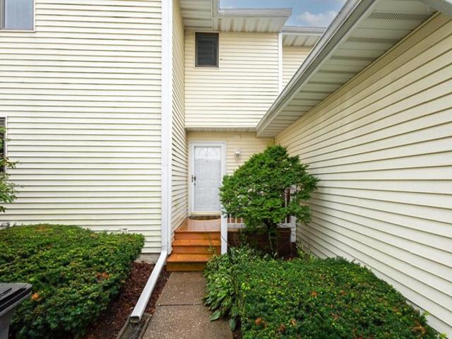 3169 Willowwood Ct, Bettendorf, IA 52722