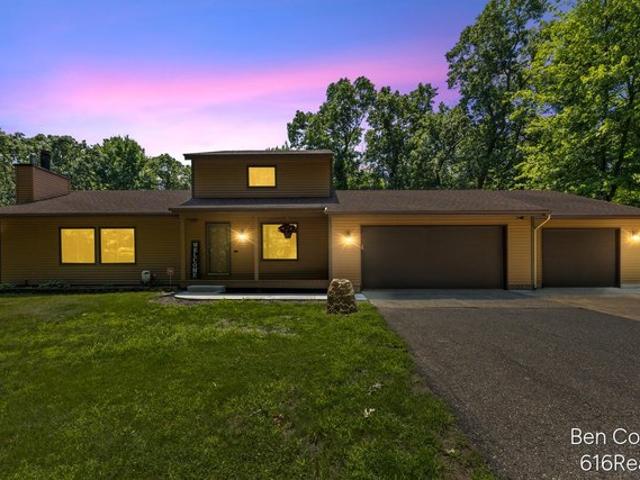 3161 Emberwood Dr SE, Lowell, MI 49331