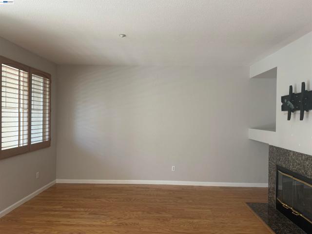 3162 Golden Crest Cmn 3