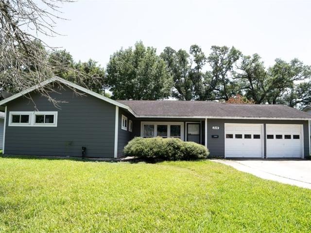 316 Carnation St, Lake Jackson, TX 77566