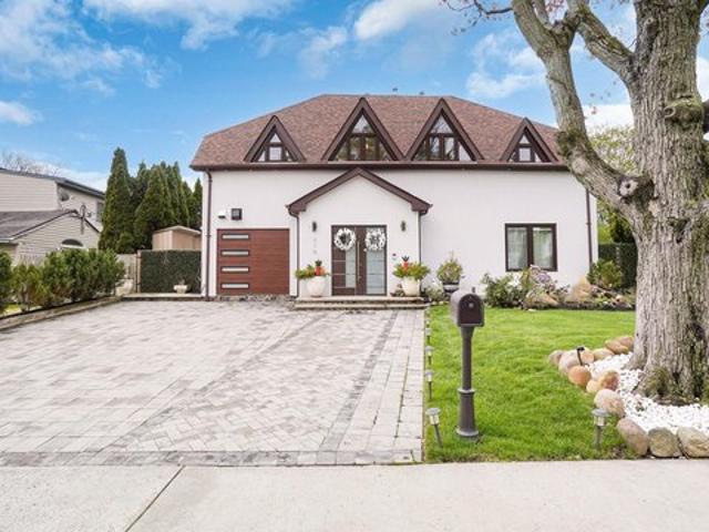 316 Acre Ln, Hicksville, NY 11801
