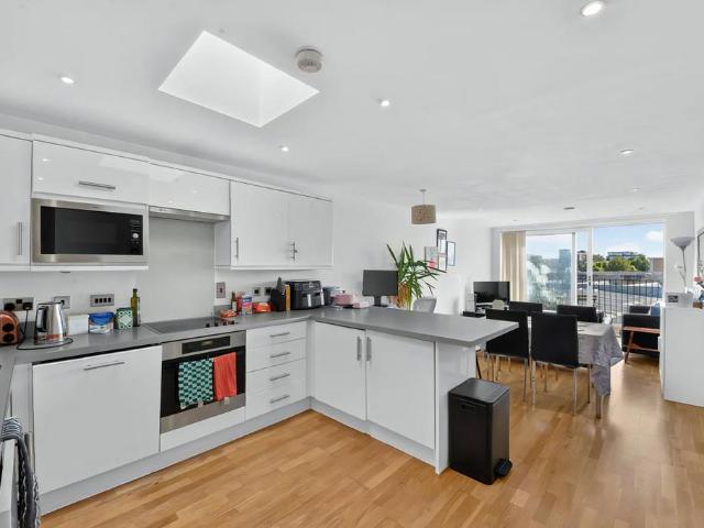 316 New Camberwell Road, Oval. 2 bed flat to rent £2,550 pcm £588 pw