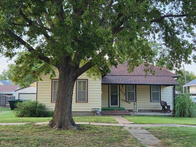 317 E 7th St, Russell, KS 67665