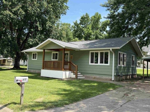 317 E 22nd St, Falls City, NE 68355