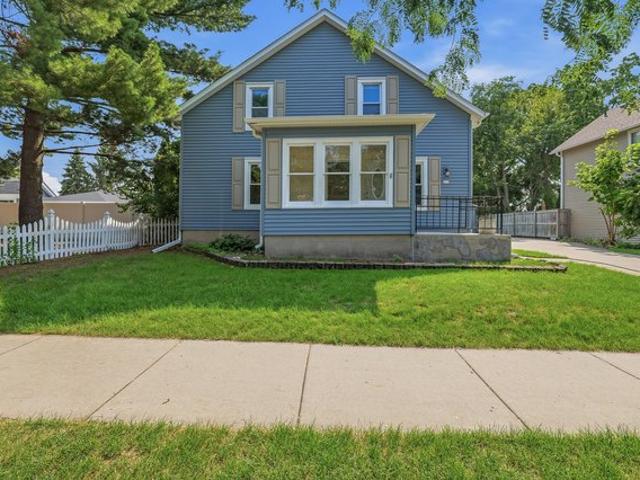 317 E Pleasant St, Oconomowoc, WI 53066