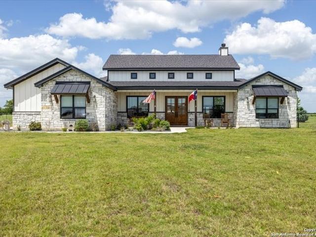 317 Farmstead Dr, Seguin, TX 78155