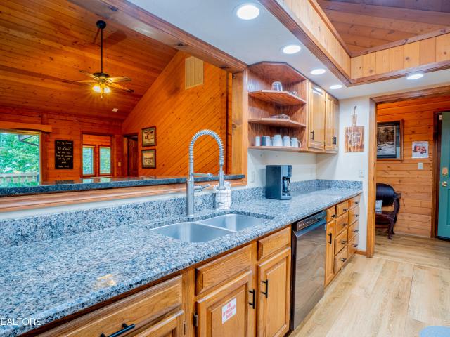 317 Matterhorn Dr, Gatlinburg, TN 37738 | MLS #1327