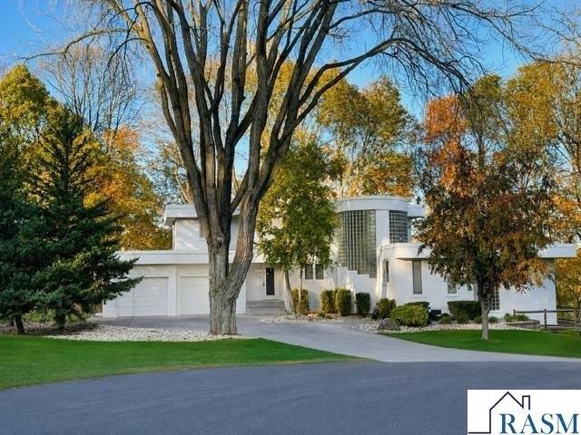 317 Meadow Woods Dr, Mankato, MN 56001