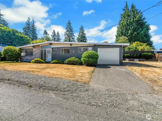 317 S 208th St, Des Moines, WA 98198