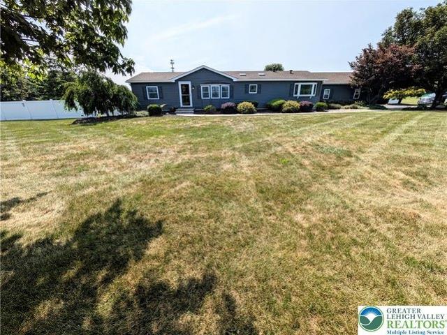 317 S Hokendauqua Dr, Moore Township, PA 18067