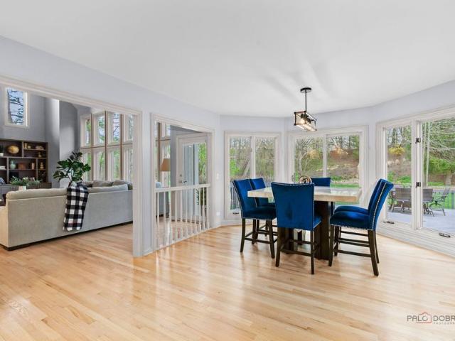 318 Camelot Ln, Libertyville, IL