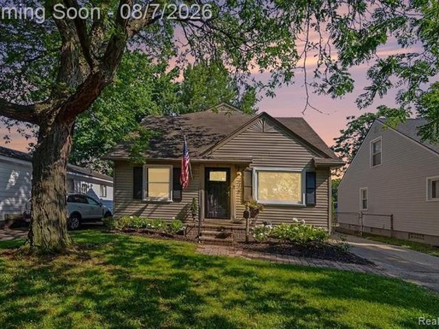 318 Chippewa St, Clawson, MI 48017