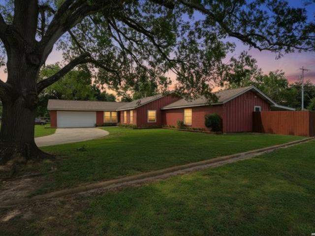 318 Delany St, Seguin, TX 78155