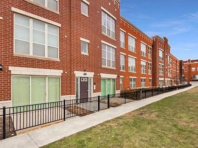 318 E 25th St Unit 2E, Chicago, IL 60616