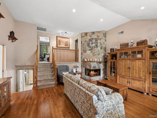 318 Lakeshore Boulevard