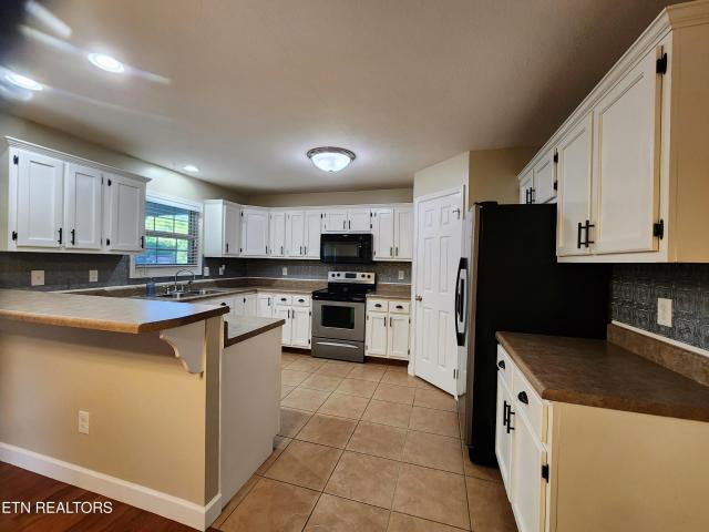318 Lee Village