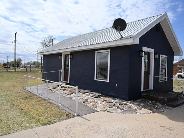 318 W Broadway St, Vici, OK 73859
