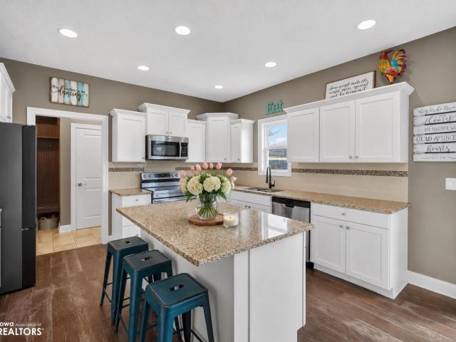 318 W High Road