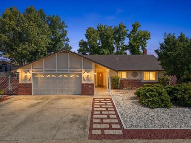 318 Woodhill Dr, Redding, CA 96003