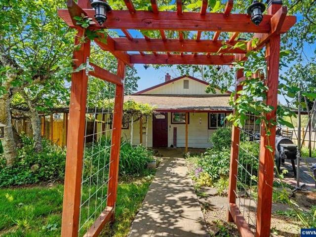 318 Westfield St, Silverton, OR 97381