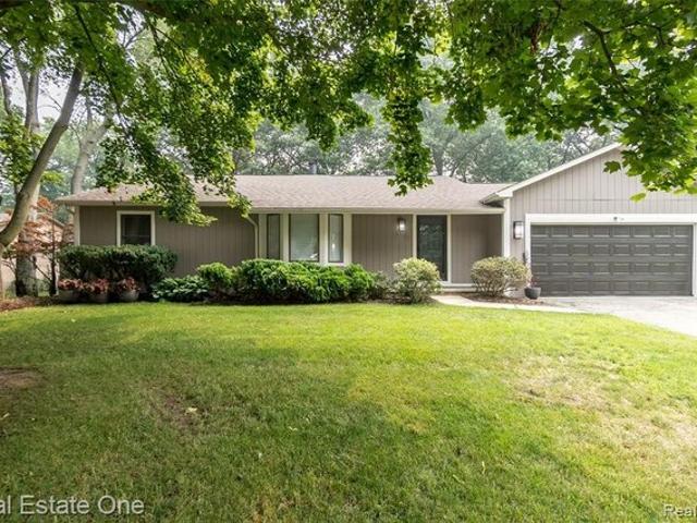 3190 Kenicott Dr, Commerce Township, MI 48390