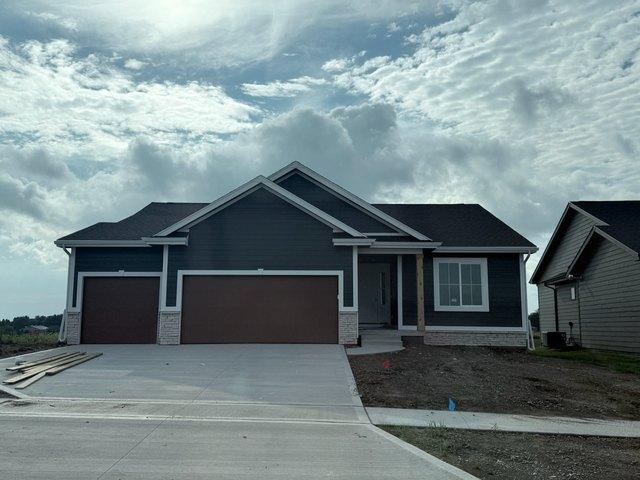 3193 Marigold Cir, Pella, IA 50219