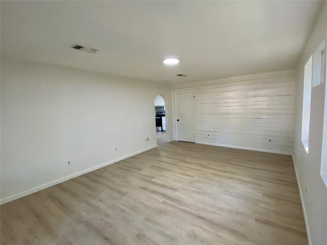 319 1/2 N Cochran Street