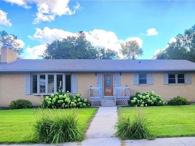 319 1st Ave NW, Hillsboro, ND 58045