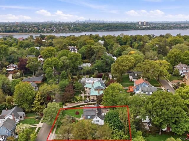 319 38th Rd, Douglaston, NY 11363
