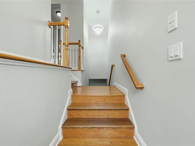 319 Creekbank Way SE