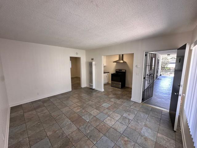 319.A 1 Bedroom Apartment for Rent at 319 S Birch St, Santa Ana, CA 92701 Heninger Park