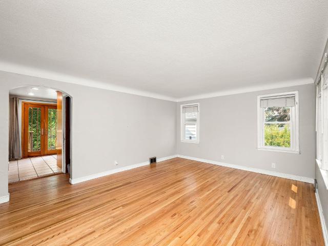 319 Annapolis Street E