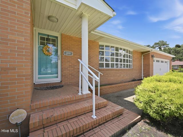 319 Doris Avenue E
