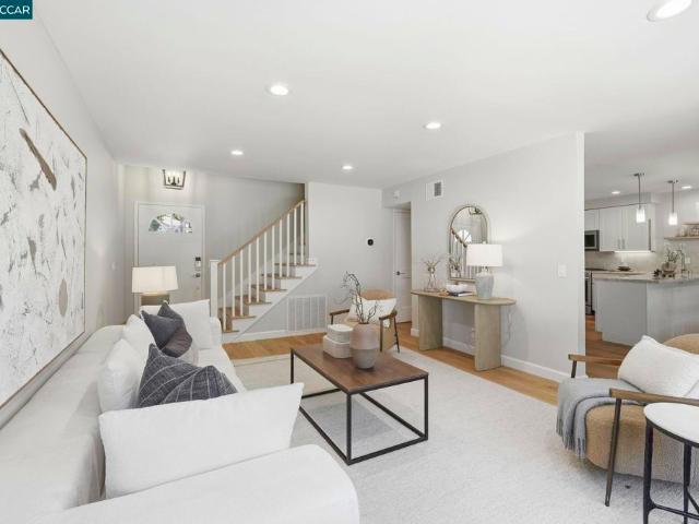 319 La Paz Ct