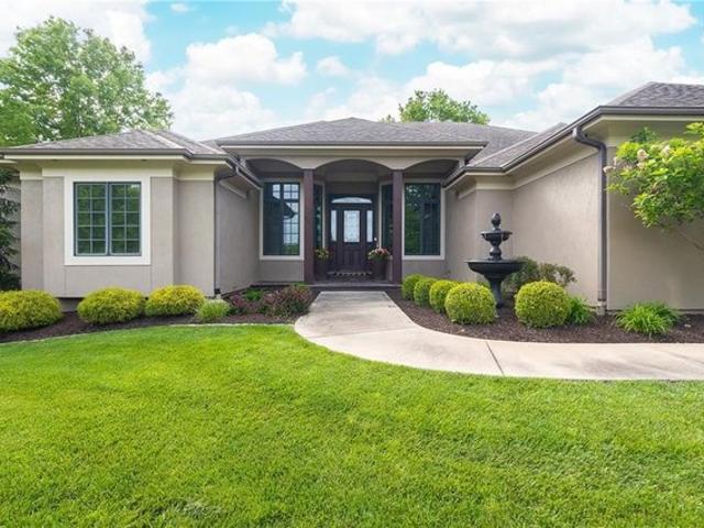 319 NW Rockwood Ct, Lee's Summit, MO 64081