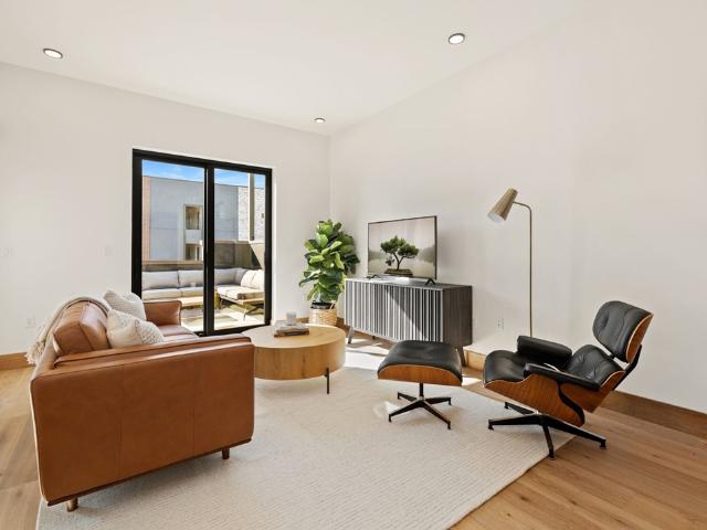 319 SE Market Alley 202