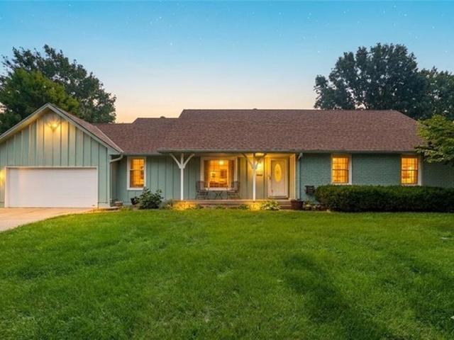 319 SE Ridgeview Dr, Lee's Summit, MO 64063