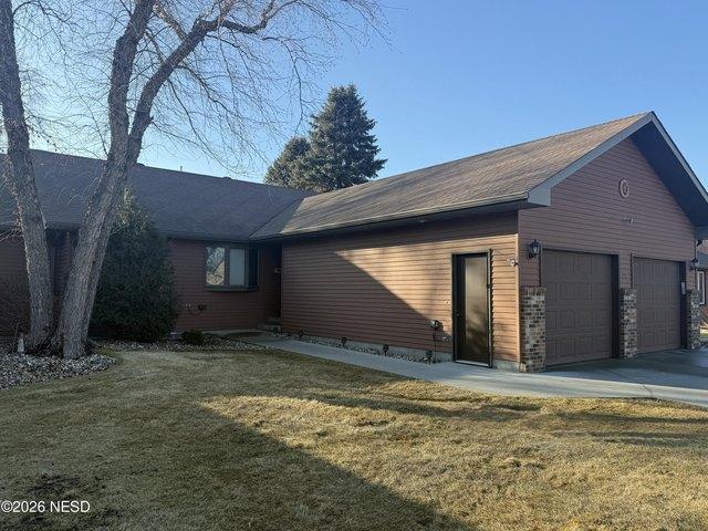 319 Summerwood Dr, Watertown, SD 57201